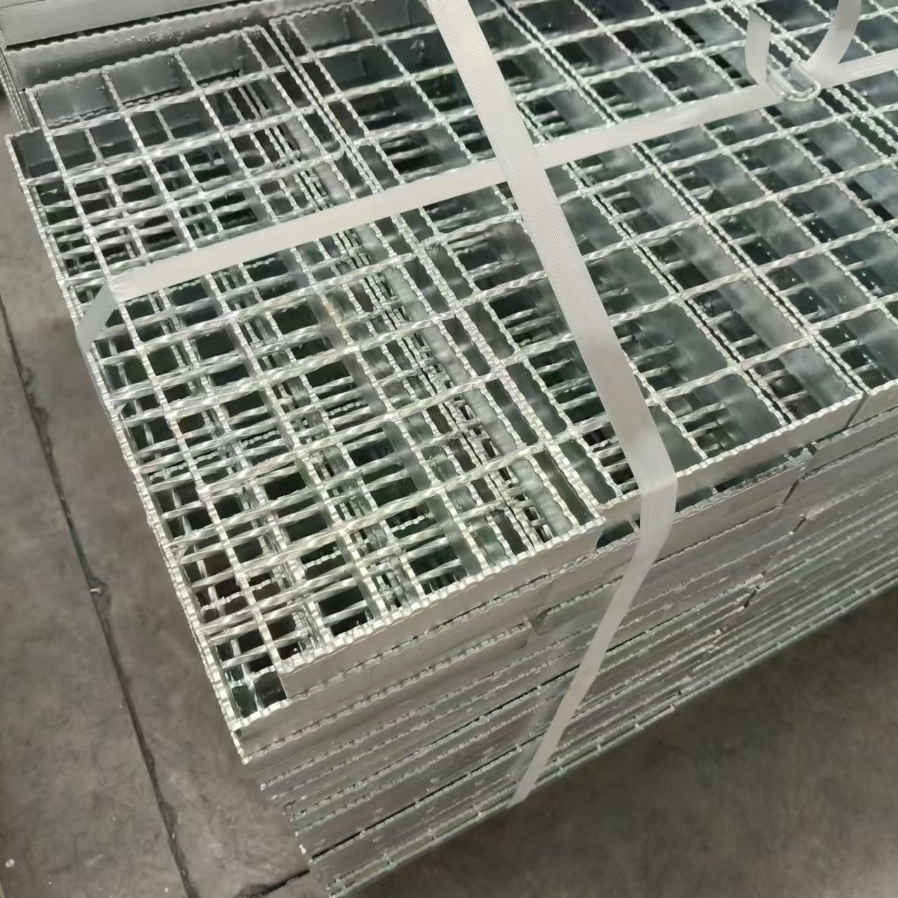 YB/T4001-2007 Heavy Duty Plain Serrated Metal Grating With 40mm Bearing ...