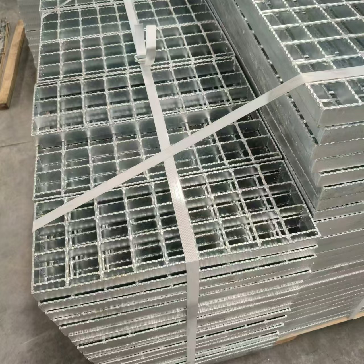 YB/T4001-2007 Heavy Duty Plain Serrated Metal Grating With 40mm Bearing ...