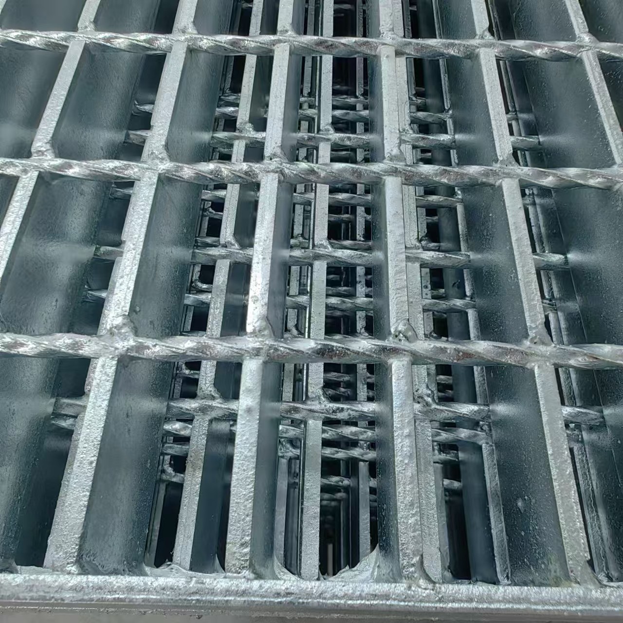 1.8m Industrial Steel Grating Crowd Control Fencing Alloy Plate Round ...