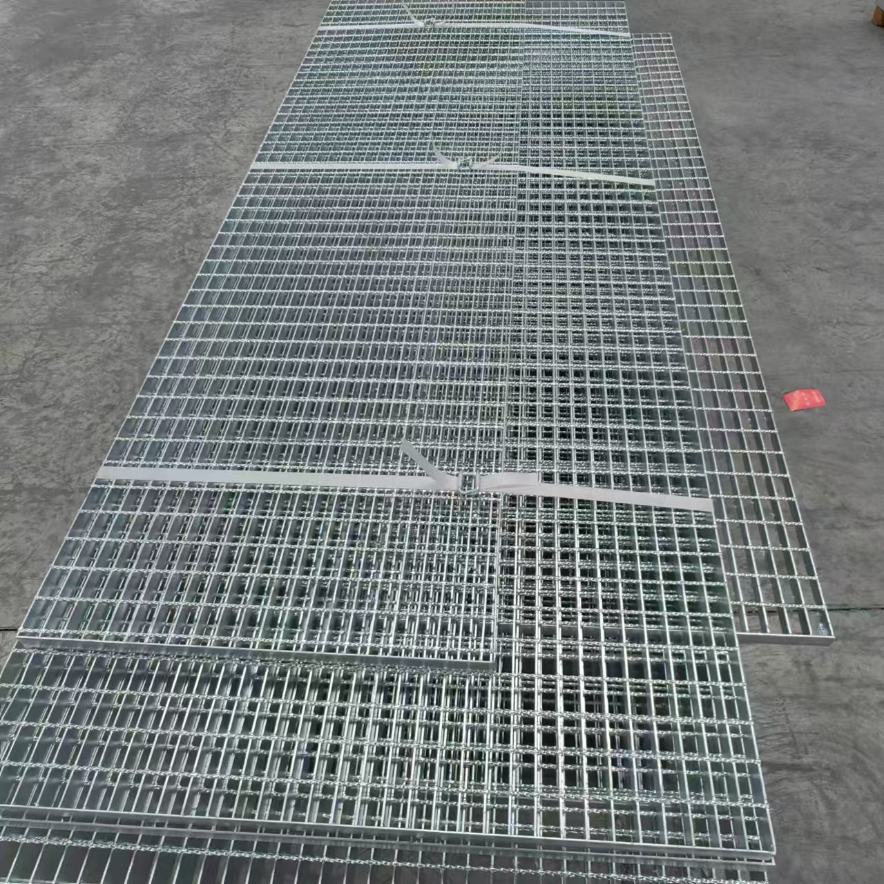 1.8m Industrial Steel Grating Crowd Control Fencing Alloy Plate Round ...