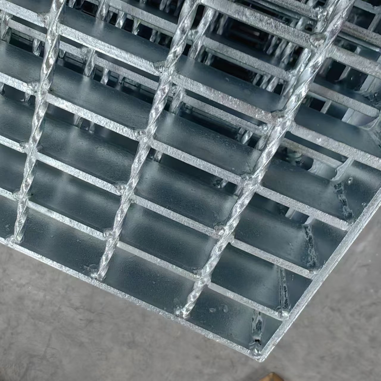 Stainless Steel Grating with Hot Dip Galvanized Surface 30mm Pitch for ...